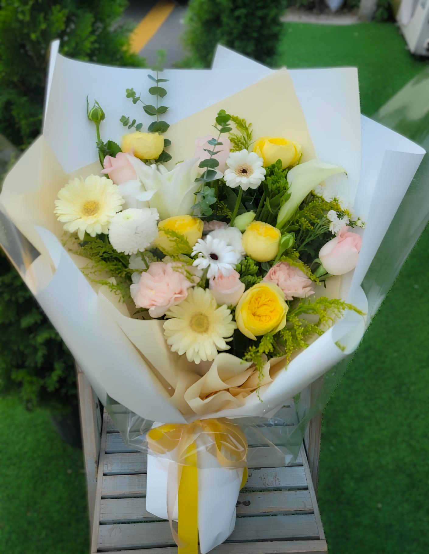 행사용 꽃다발 중형화이트 옐로우톤계절소재 랜덤 구성 배민 장보기∙쇼핑